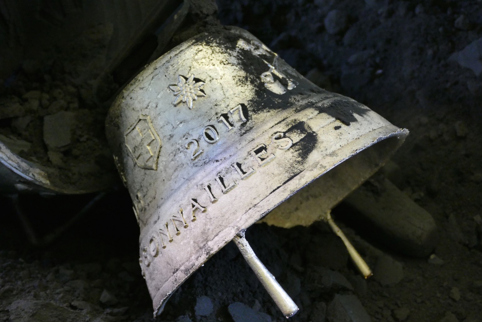 La cloche de l’affiche de Julian Willis pour la 20e devient réalité ...